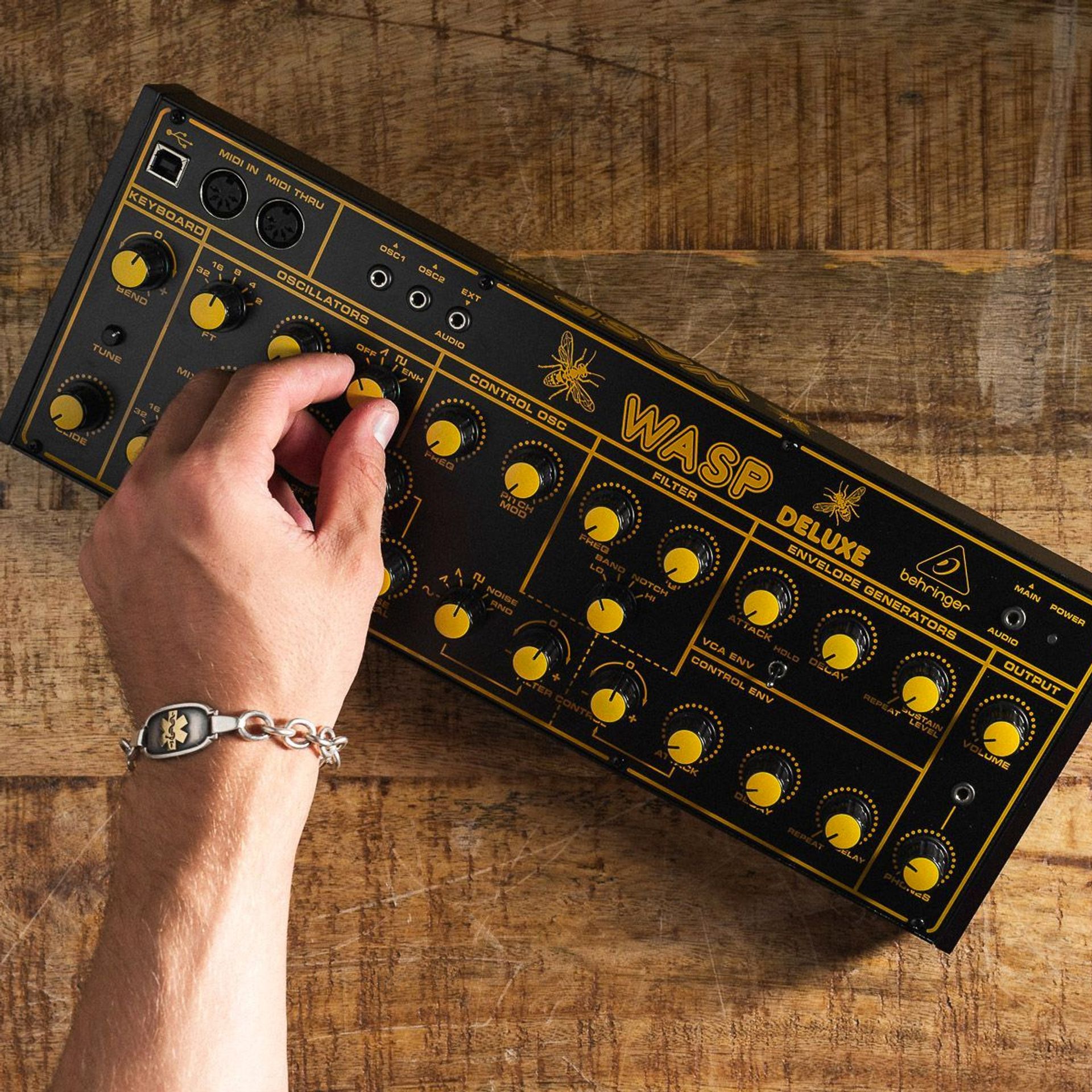 SINTETIZADOR BEHRINGER WASP DELUXE - X5Music
