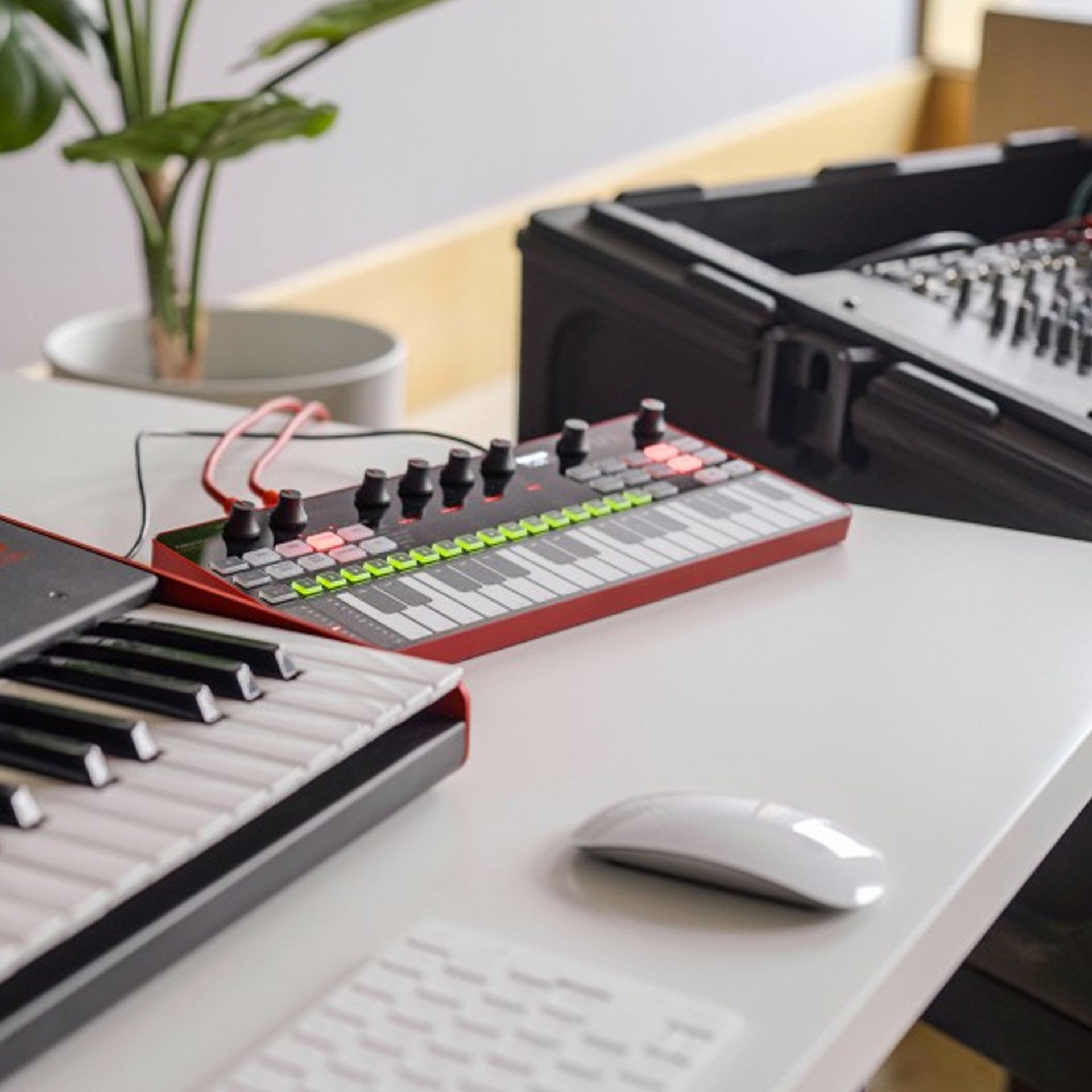 SINTETIZADOR IK MULTIMEDIA UNO SYNTH PRO DESKTOP ANALOG PARAPHONIC DUAL ...