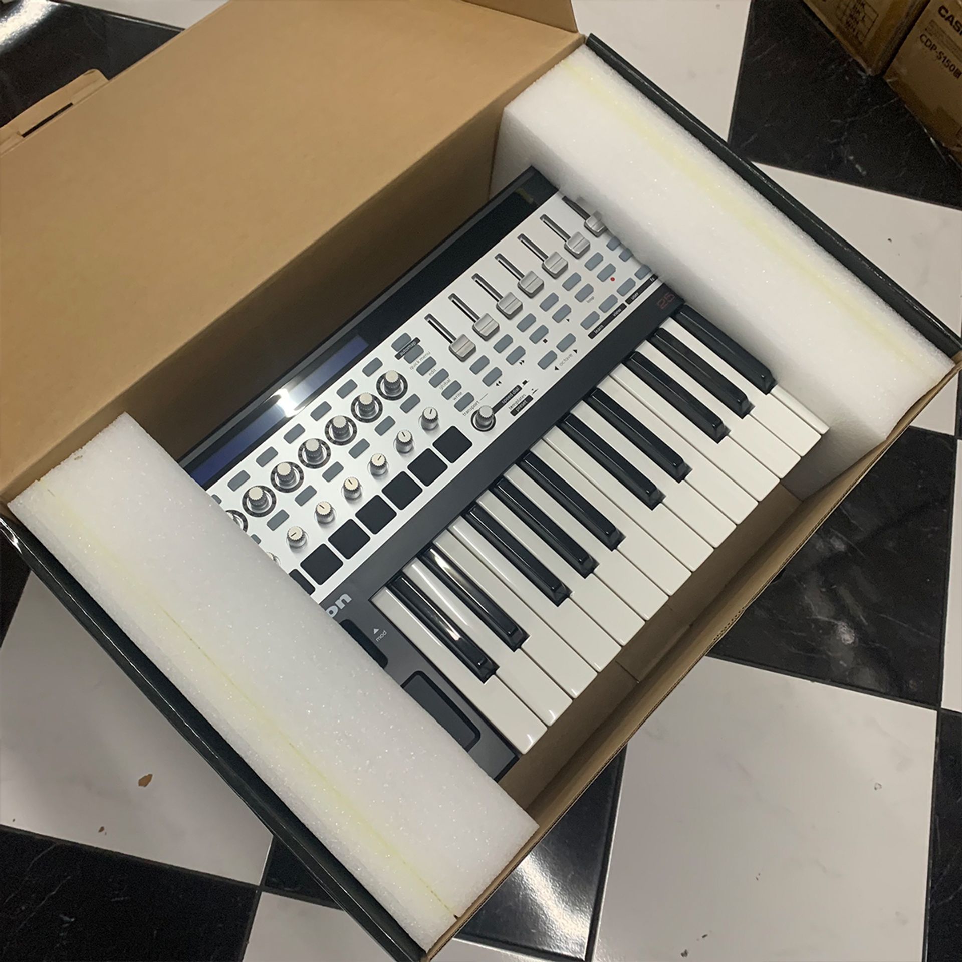 CONTROLADOR NOVATION 25 SL MK II USADO - X5Music