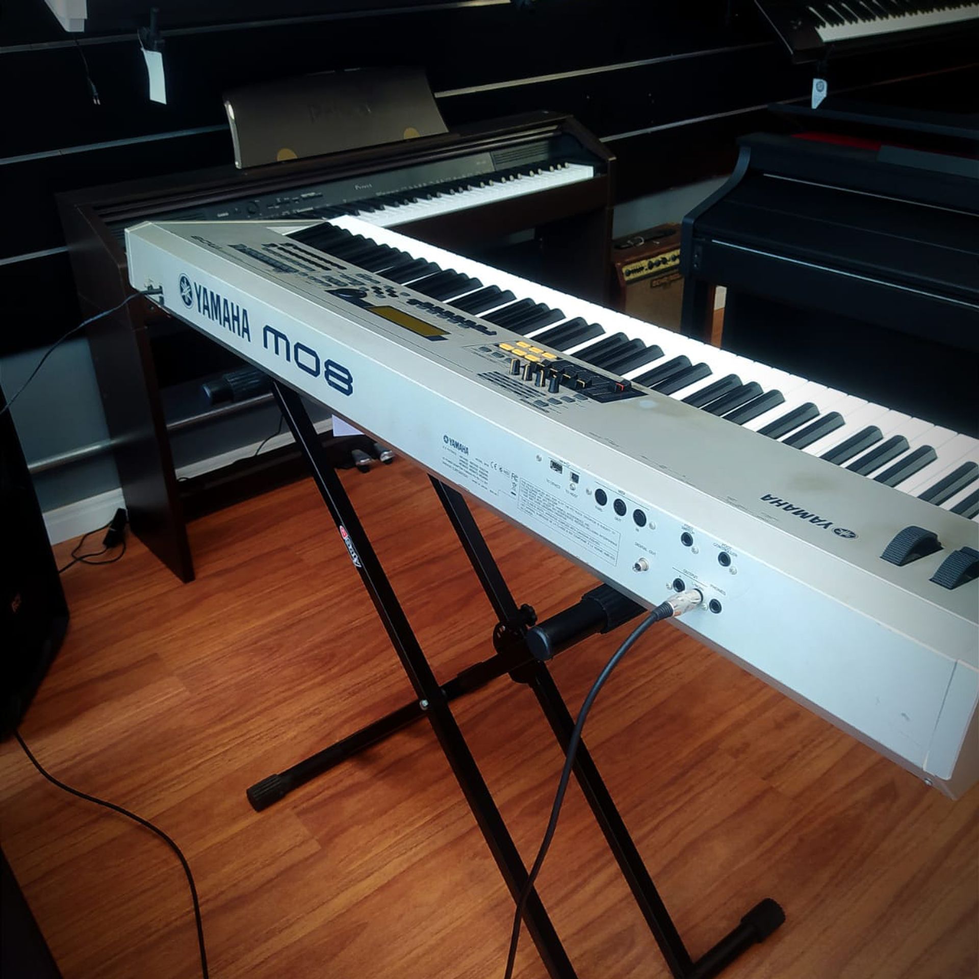 TECLADO YAMAHA MO8 CINZA USADO - X5Music