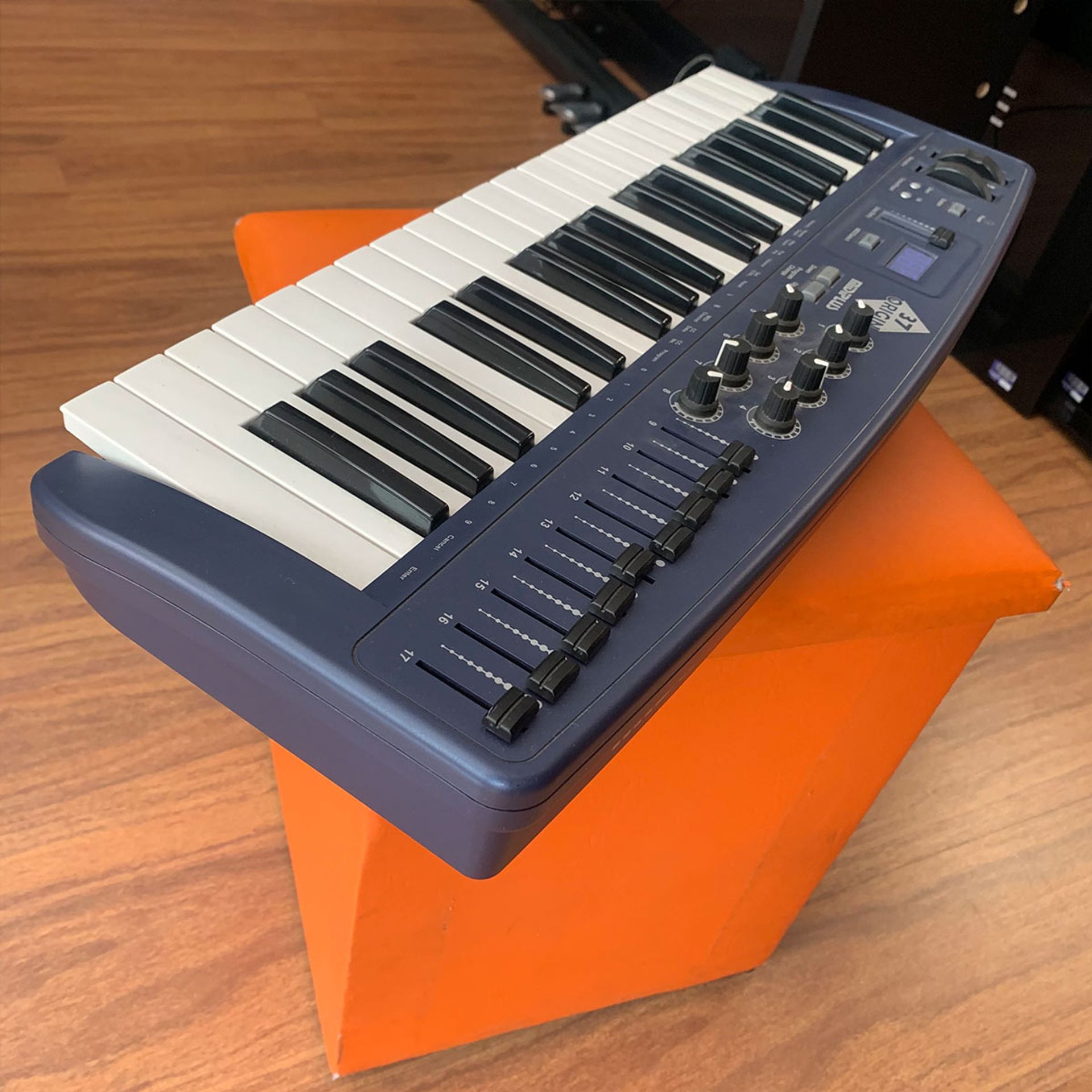 TECLADO CONTROLADOR MIDIPLUS ORIGIN 37 USADO - X5Music