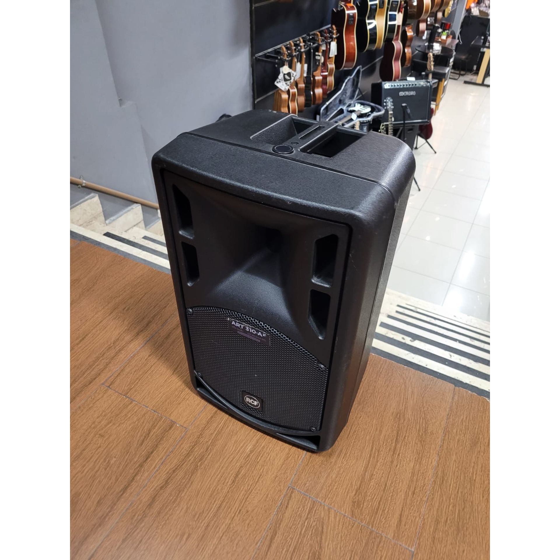 CAIXA ATIVA RCF ART-310A PRETO USADO - X5Music